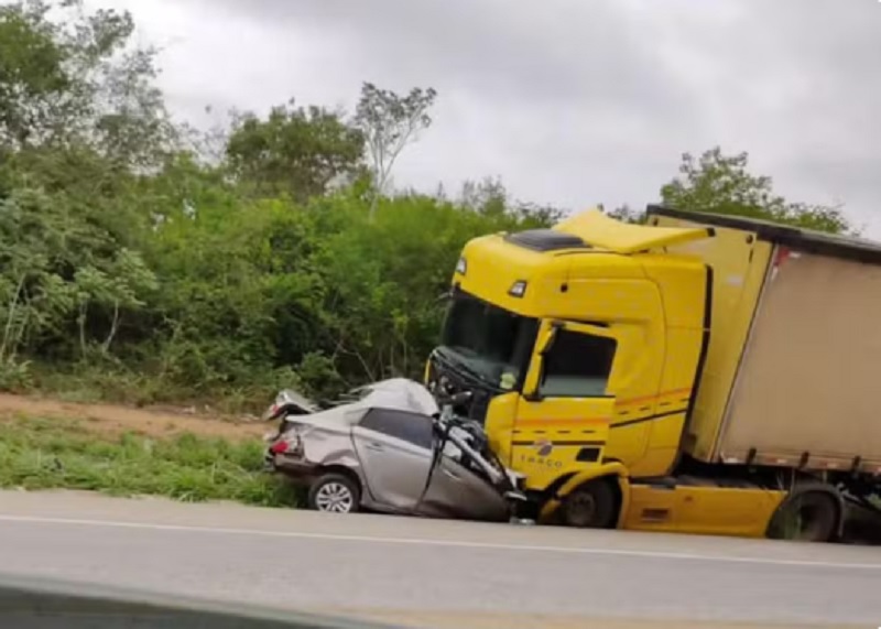 Quatro pessoas morrem após batida entre caminhão e carro na BR-116, em Cândido Sales - TVNBN